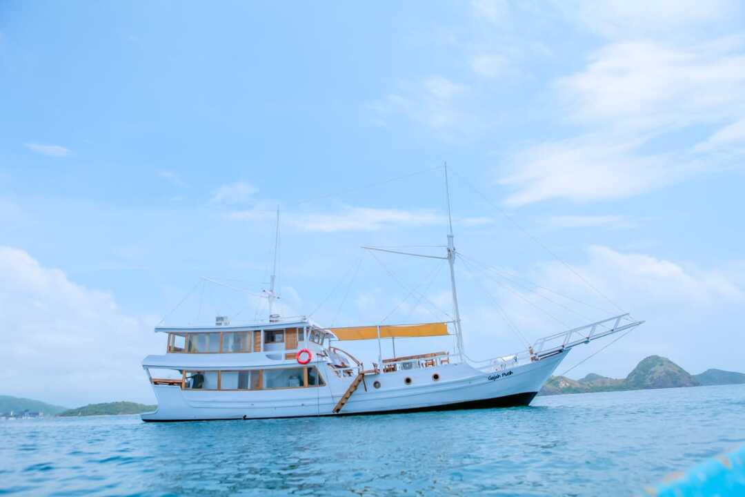 Phinisi Aqua Luna - Luxury Boat Charter to Komodo Island