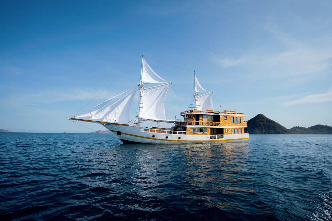 Phinisi Aqua Luna - Luxury Boat Charter to Komodo Island